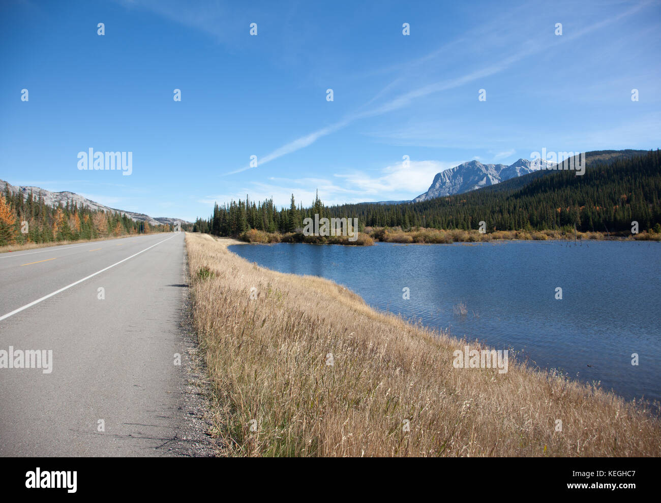 Roadside view of a lake hi-res stock photography and images - Alamy