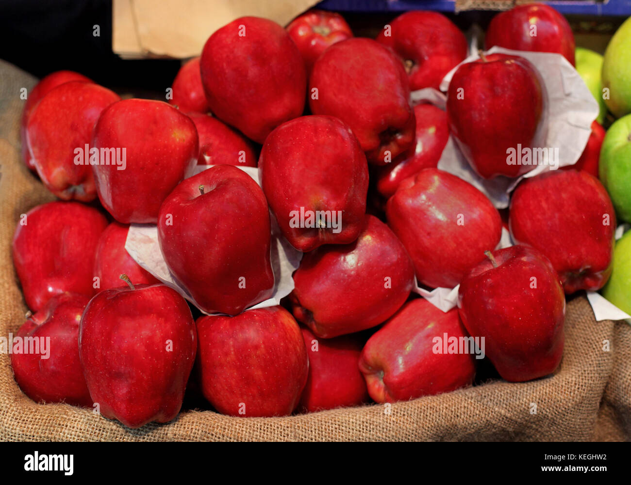 Pile of organic red Macintosh apples on market Stock Photo - Alamy