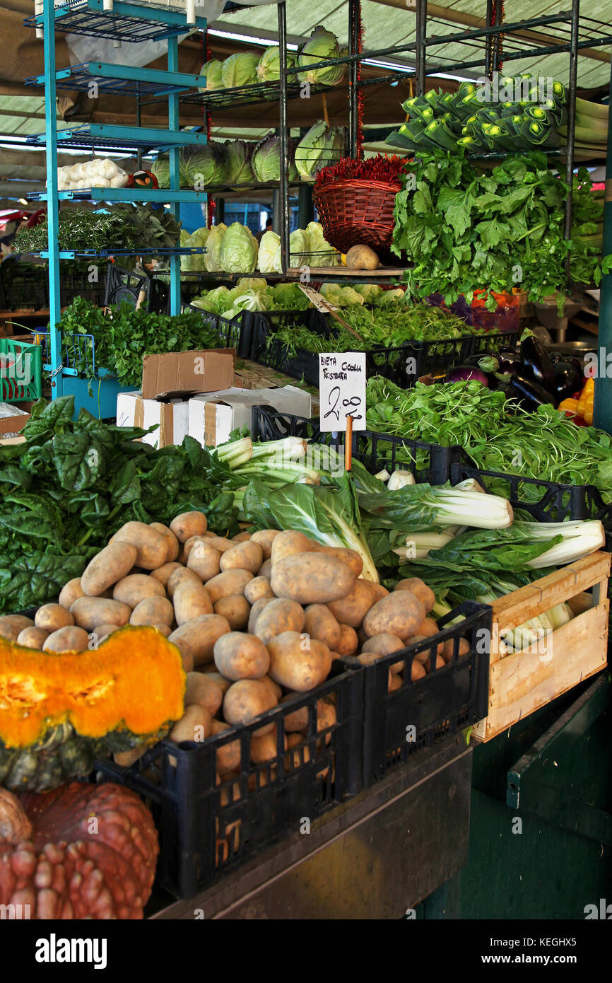 Market stall with fresh organic vegetables in plastic crates Stock ...