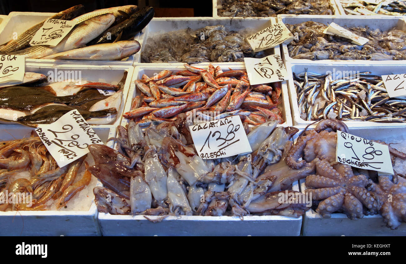 Seafood market stall with fresh catch of fish Stock Photo - Alamy