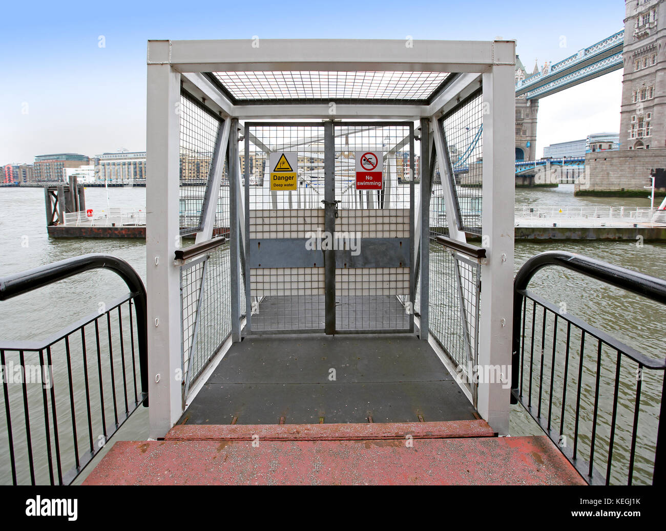 Floating platform london thames hi-res stock photography and images - Alamy