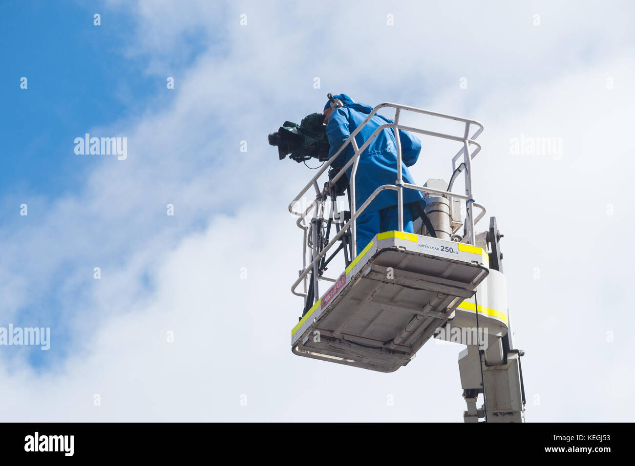 Cameraman on cherry picker hi-res stock photography and images - Alamy