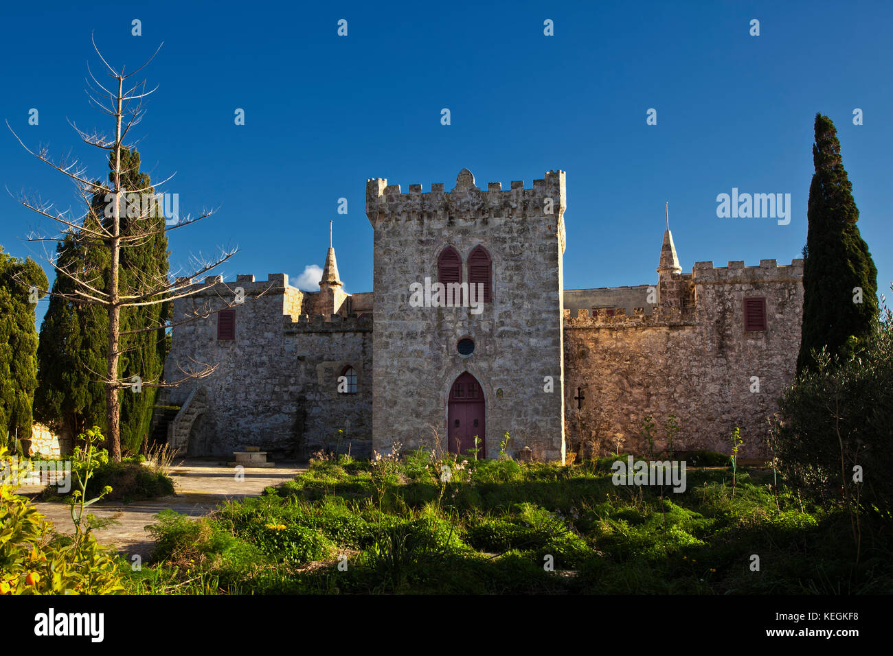 Derelict castle hi-res stock photography and images - Alamy