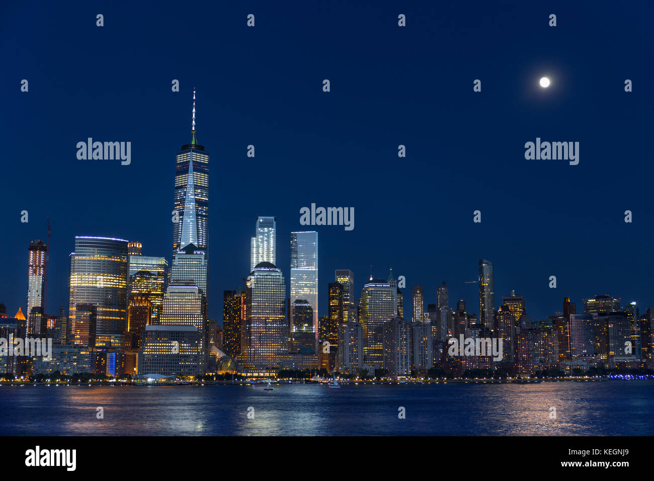New york skyline night moon hi-res stock photography and images - Alamy