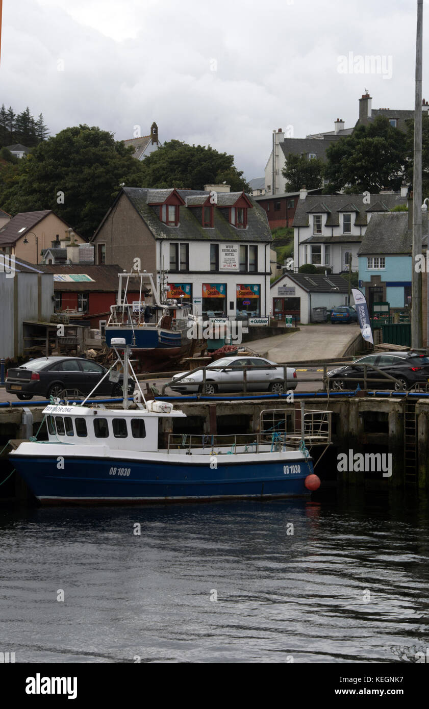 SCOTLAND; HIGHLAND; MALLAIG; VESSEL MOORED BY QUAYSIDE WITH HOUSES AND ...