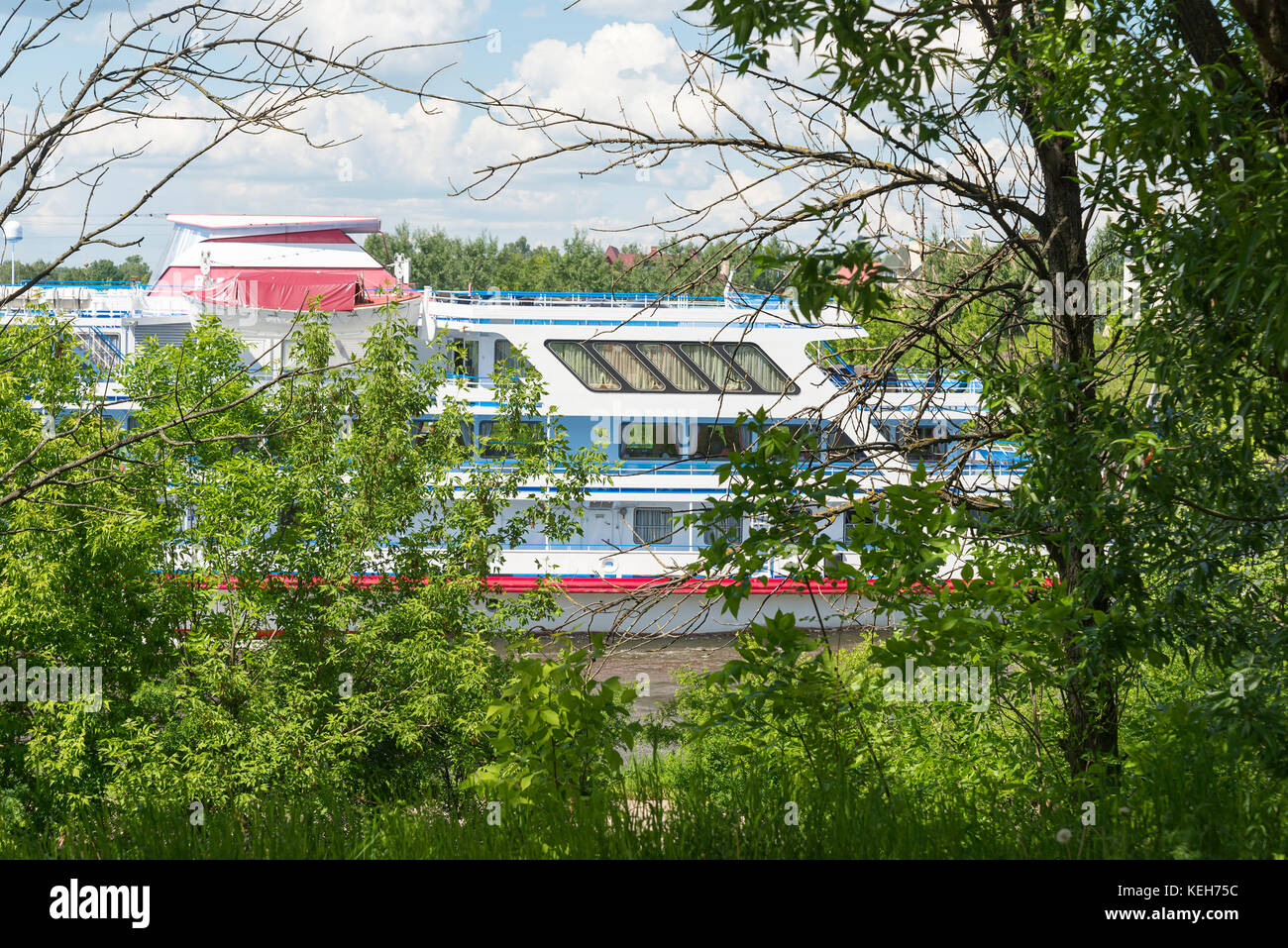 Ship sails over horizon hi-res stock photography and images - Alamy