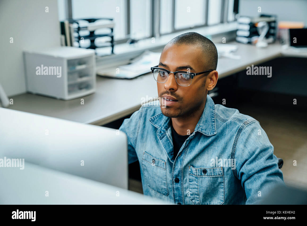 Computer afro american hi-res stock photography and images - Alamy