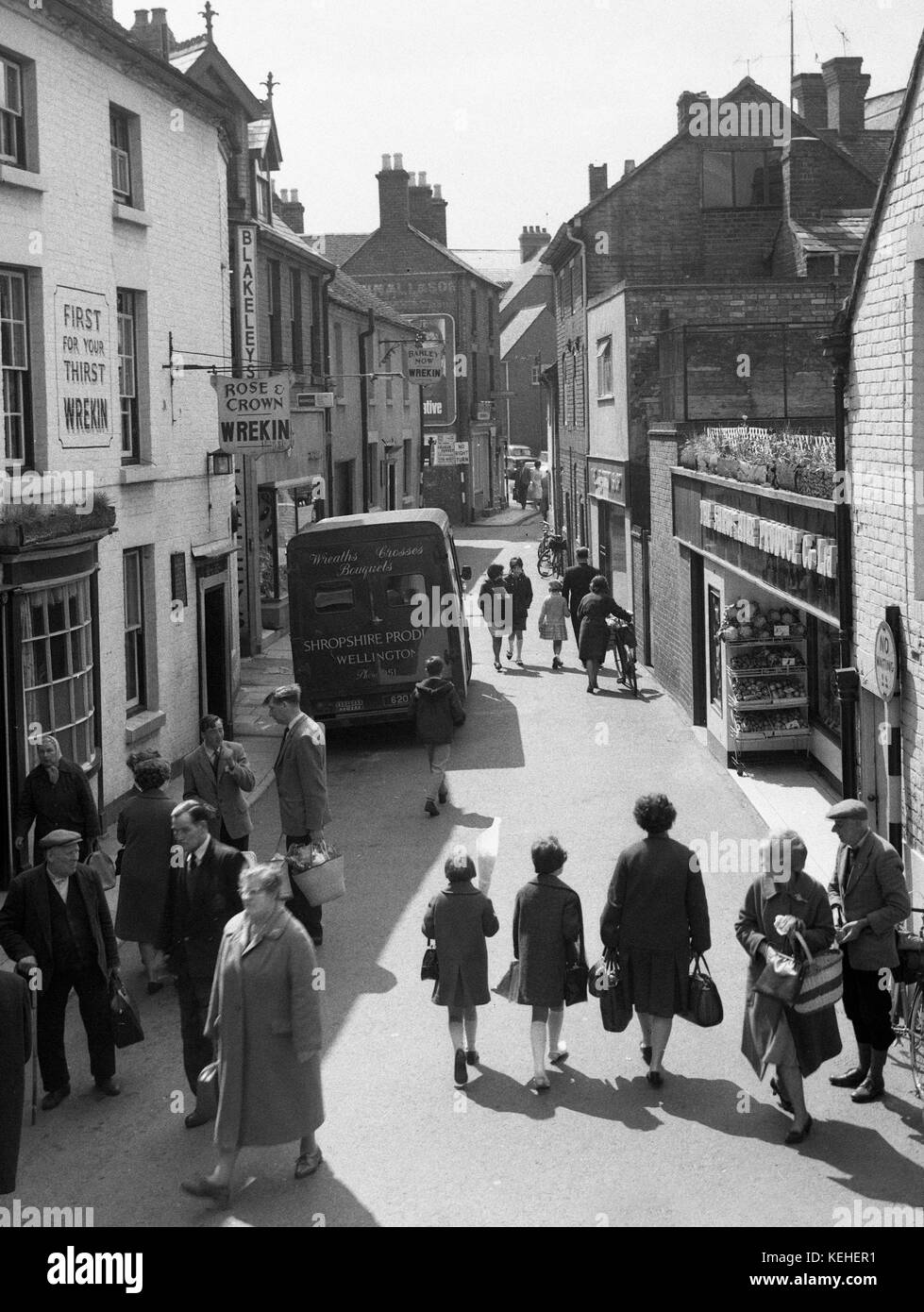 Britain 1960s busy English market town 1966 PICTURE BY DAVID BAGNALL ...