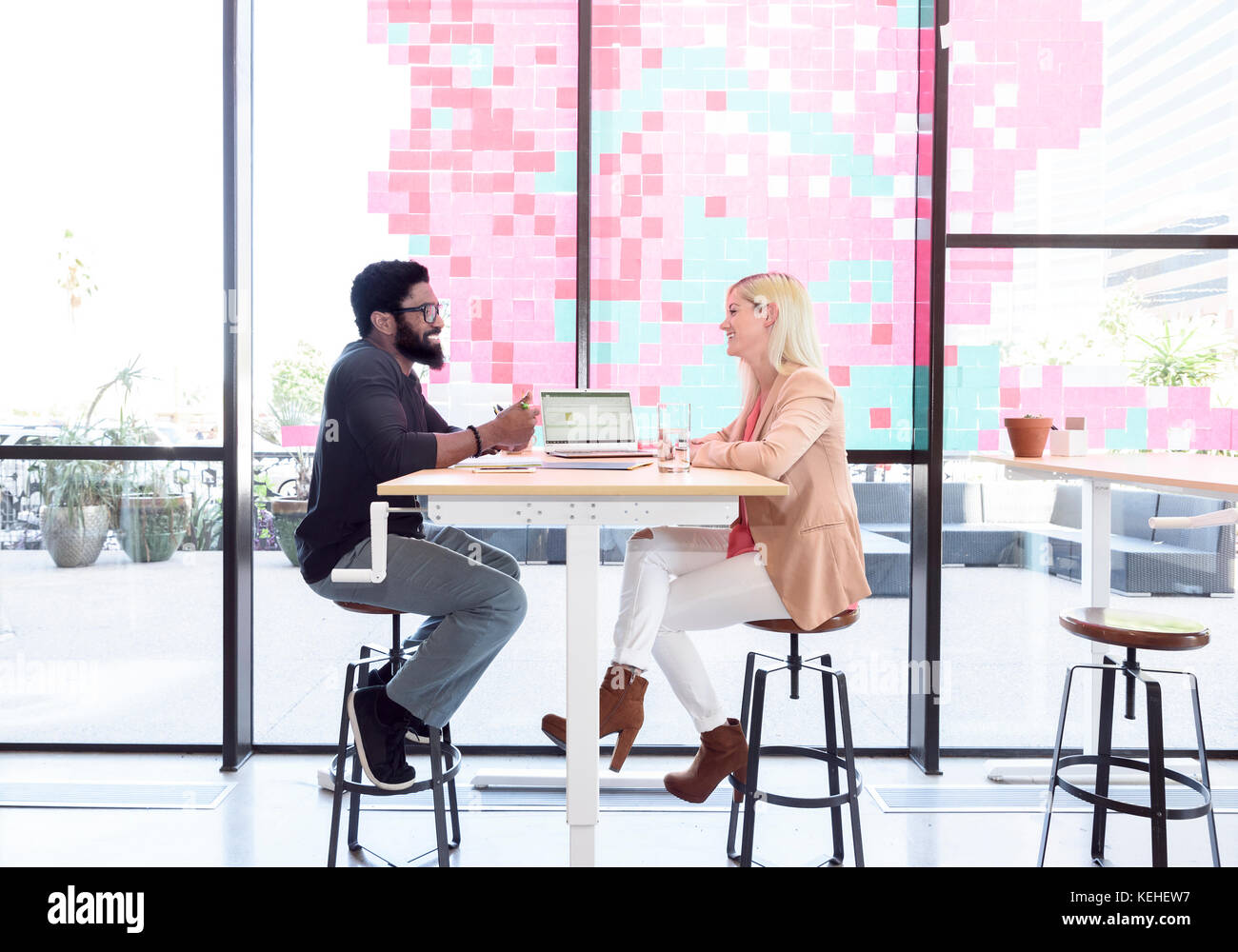 People talking table hi-res stock photography and images - Alamy