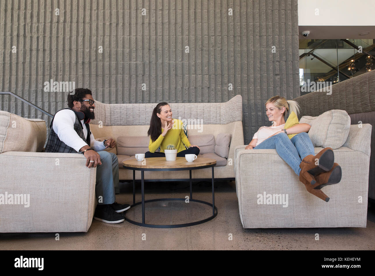 Friends hanging out candid hi-res stock photography and images - Alamy