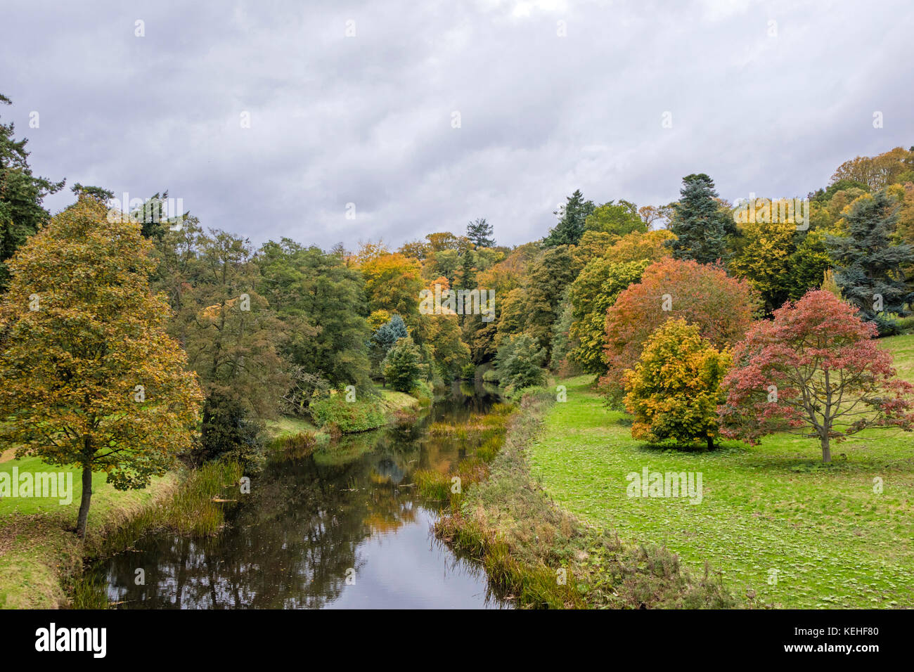 Autumn on the River Aln in the grounds of Alnwick Castle, Alnwick ...