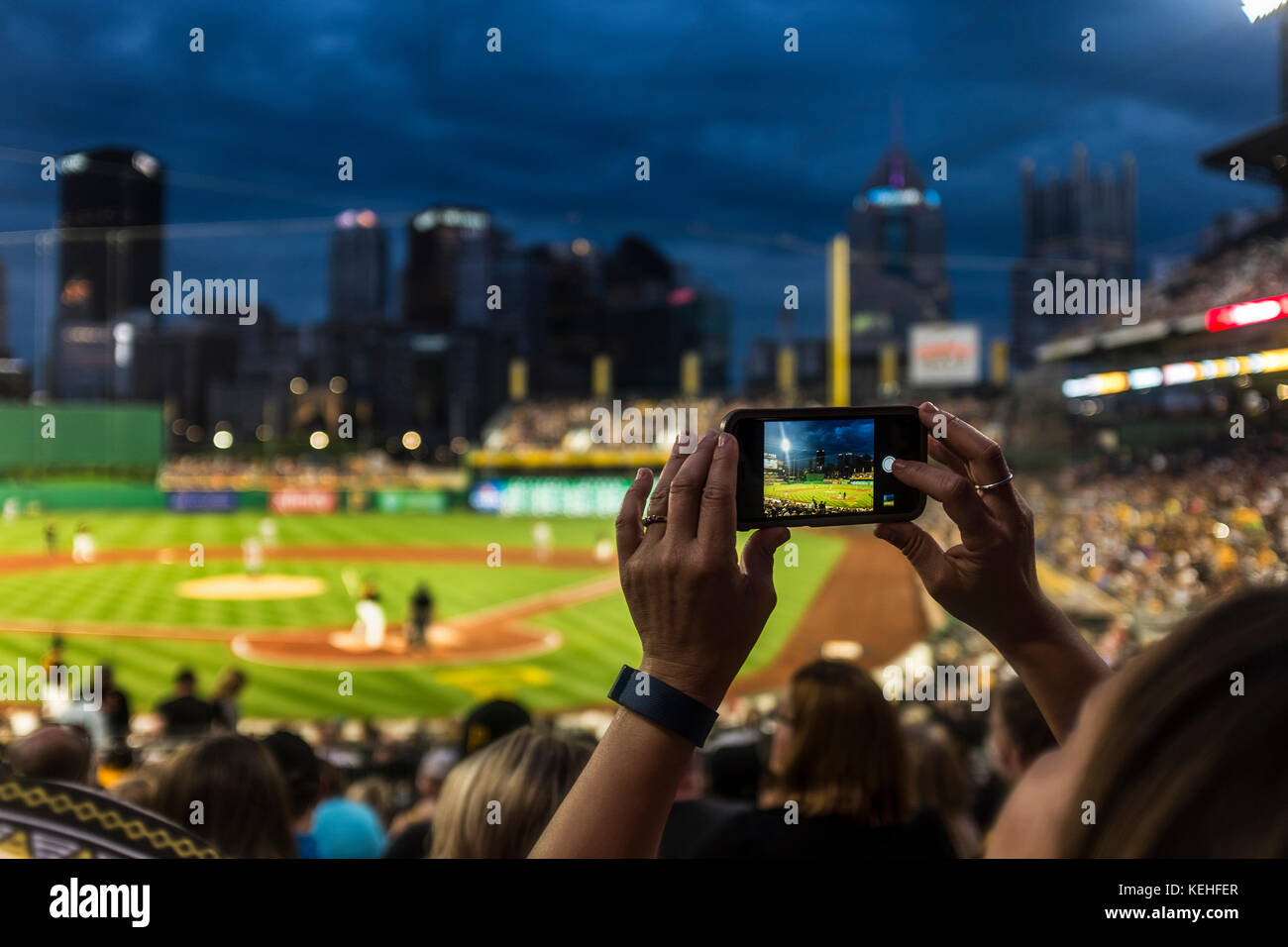 Baseball stadium crowd hi-res stock photography and images - Alamy