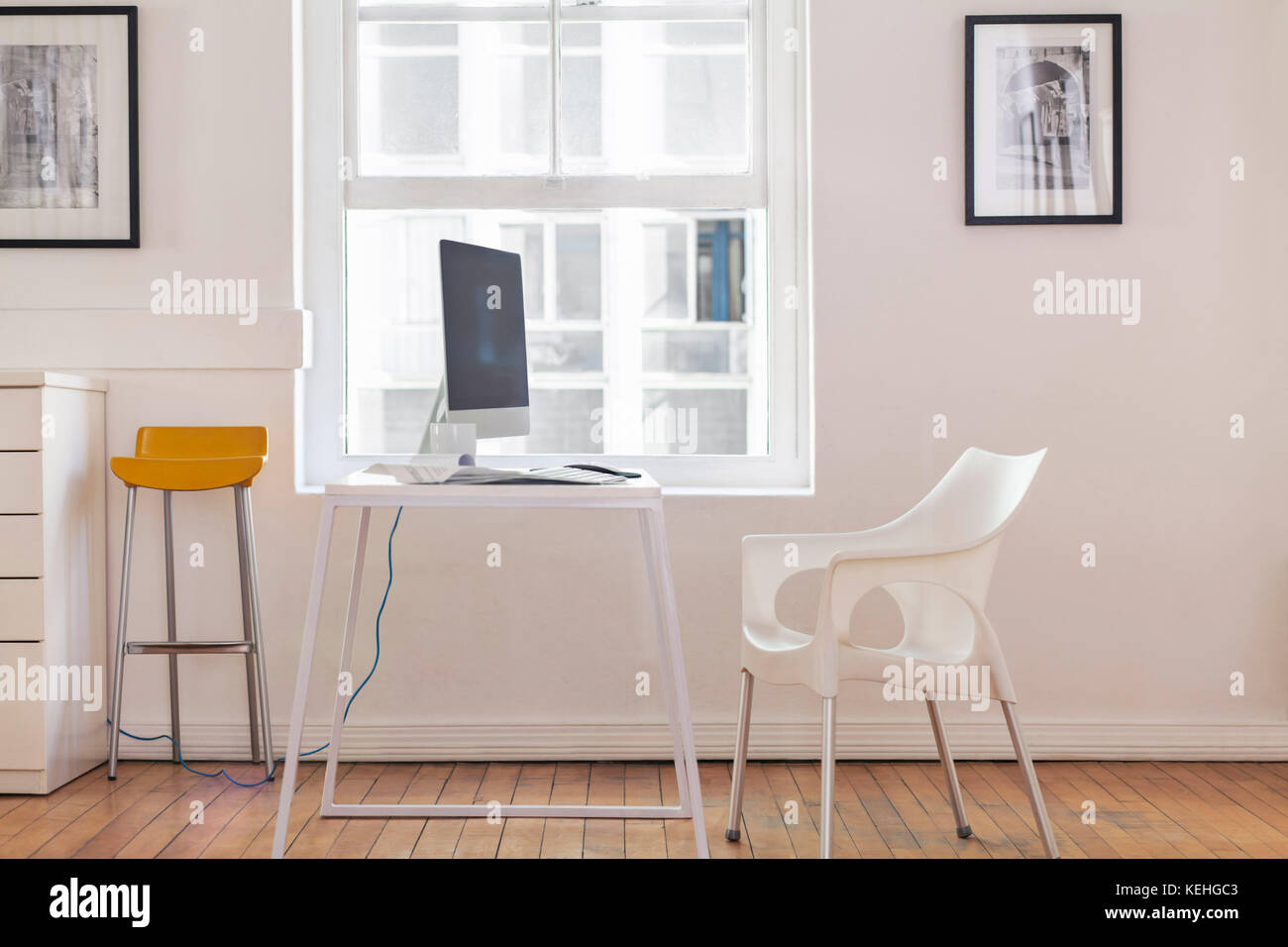 Empty chair and computer Stock Photo - Alamy
