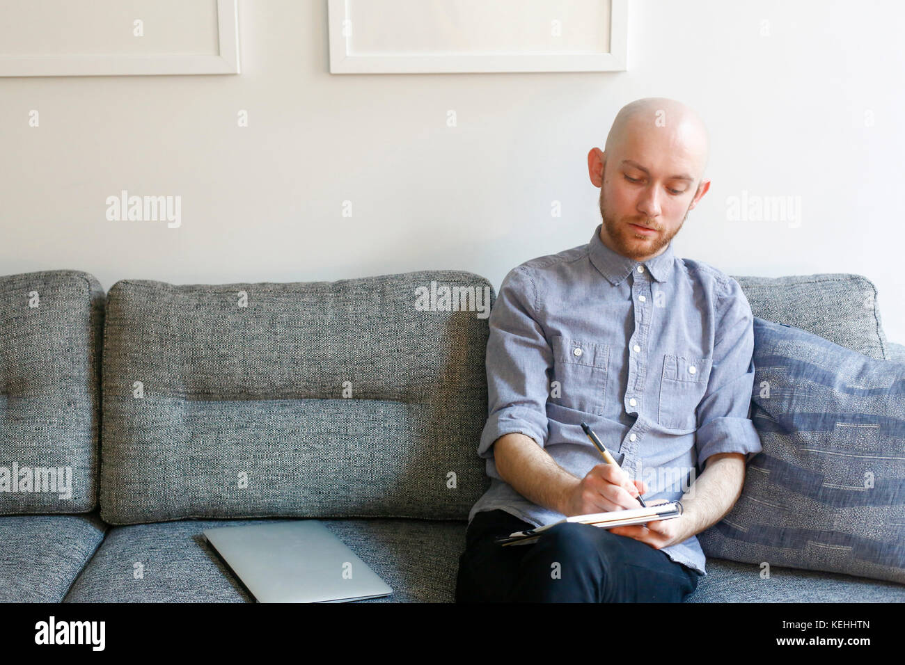 Man sitting down and thinking hi-res stock photography and images - Alamy
