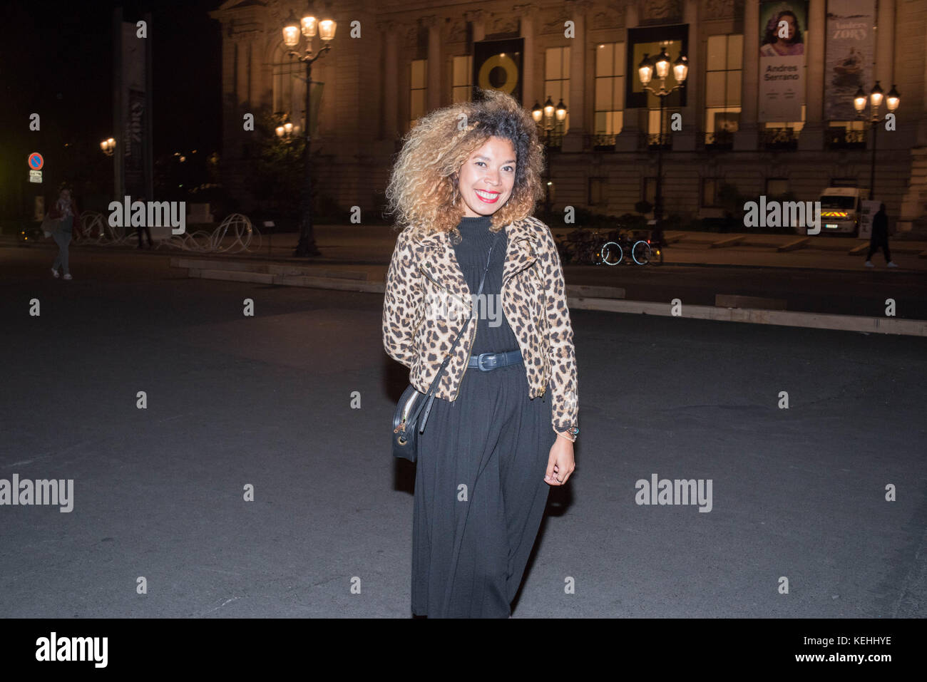 Fiac 2017: Flavia Coelho, Brazilian singer pose in photo opposite the ...