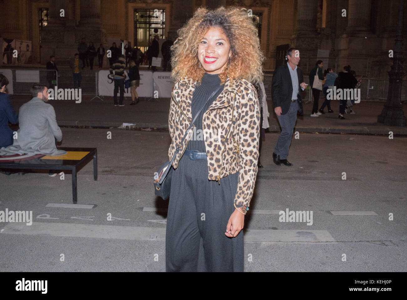 Fiac 2017: Flavia Coelho, Brazilian singer pose in photo opposite the ...