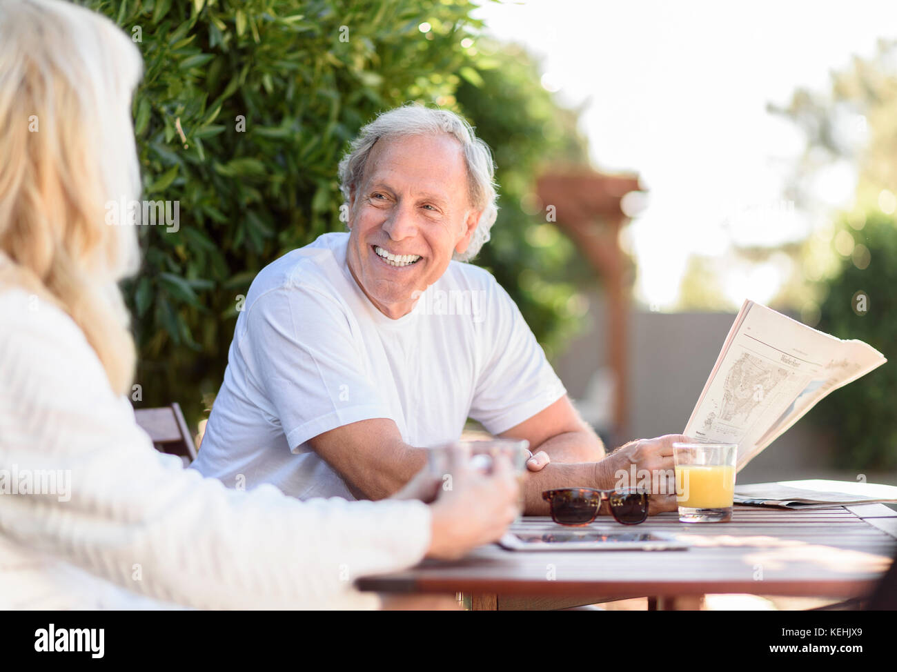 Two men reading newspaper hi-res stock photography and images - Alamy