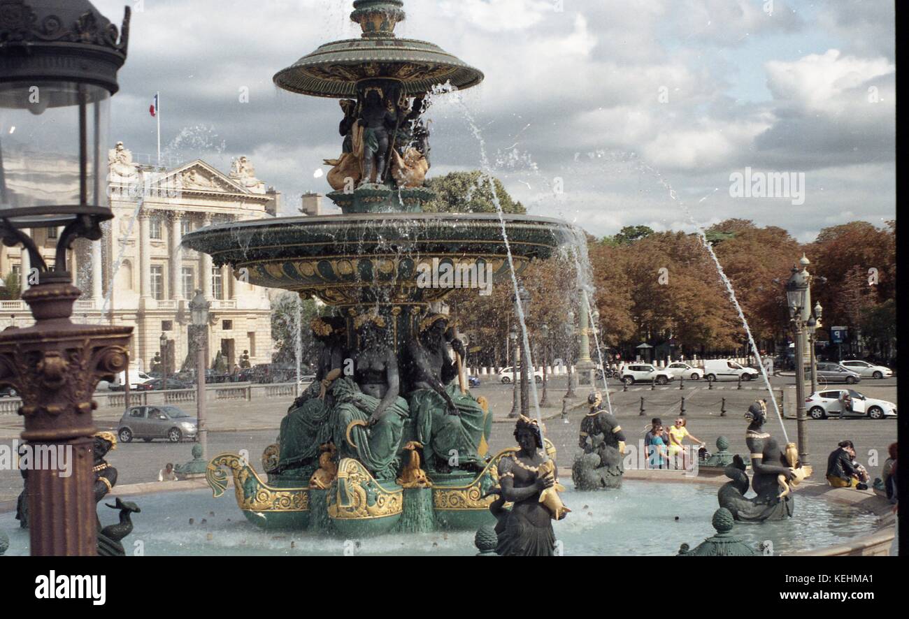Fountain in paris hi-res stock photography and images - Alamy
