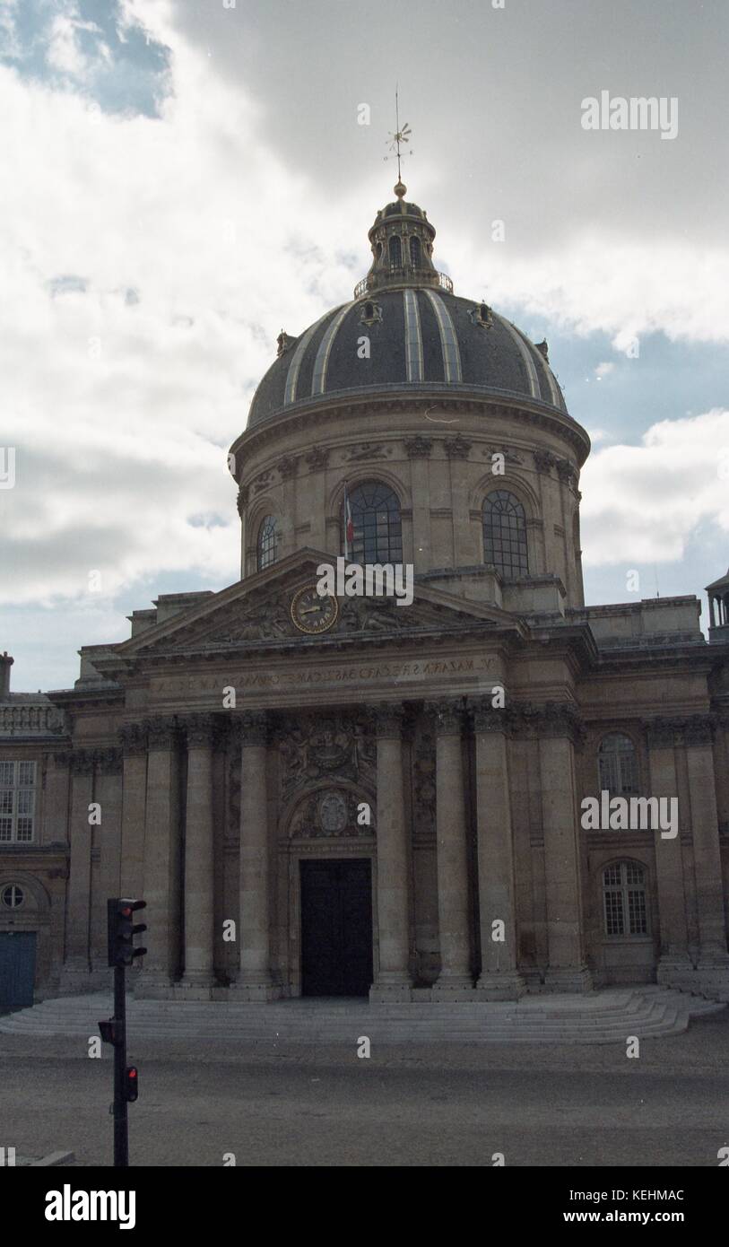 DOMED BUILDING IN PARIS FRANCE Stock Photo - Alamy