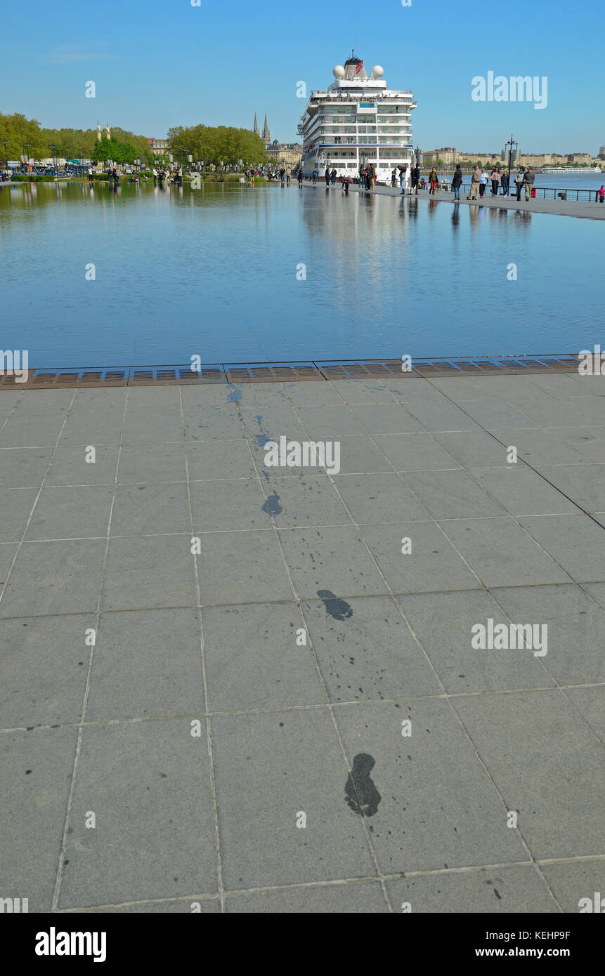 The Miroir d'eau or Water Mirror in Bordeaux Stock Photo - Alamy