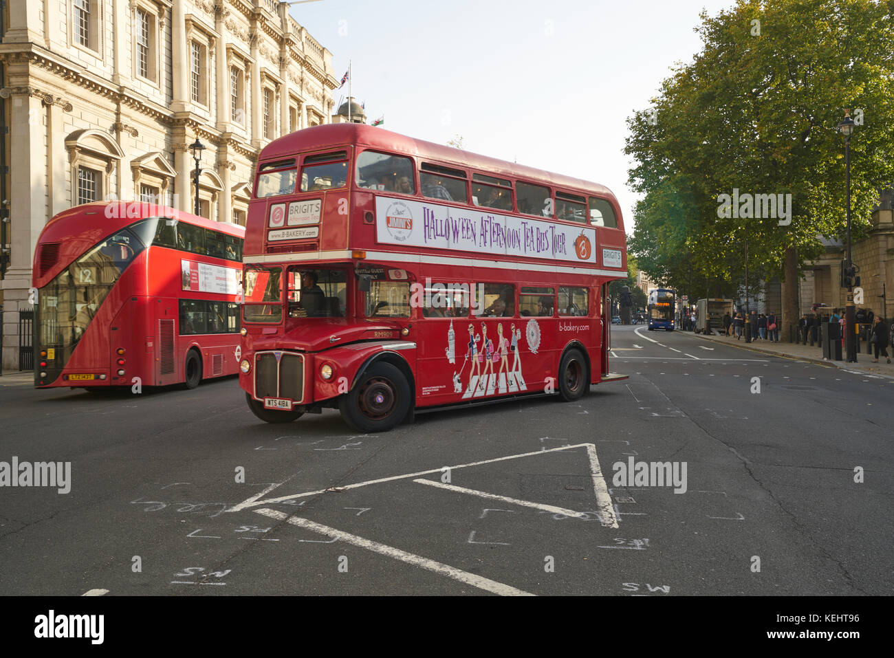 routemaster bus london Stock Photo - Alamy