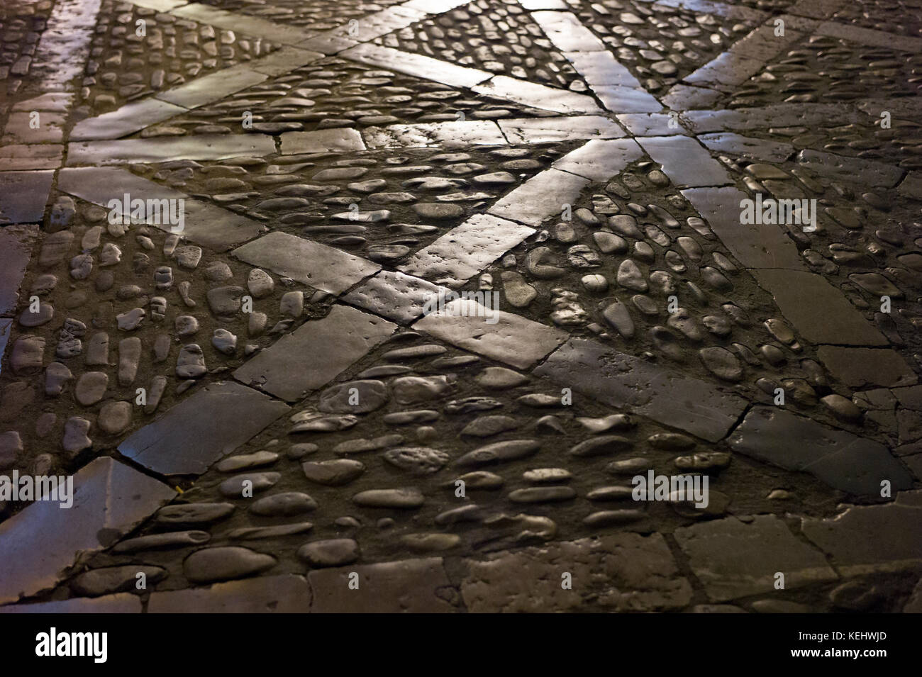 Cobbled path in Leon, Castilla y Leon, Spain Stock Photo - Alamy