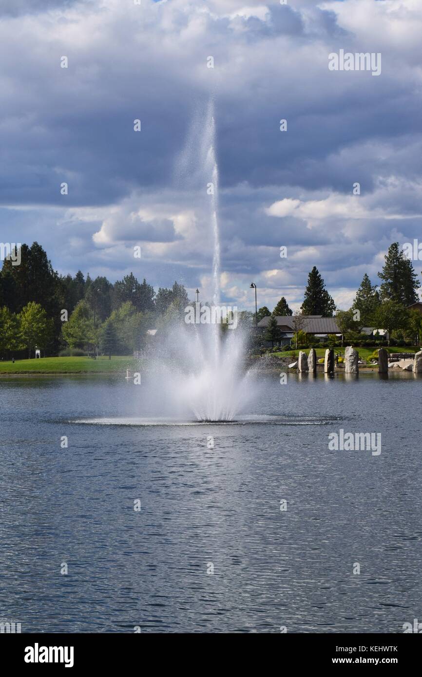 Fountain in middle lake hi-res stock photography and images - Alamy