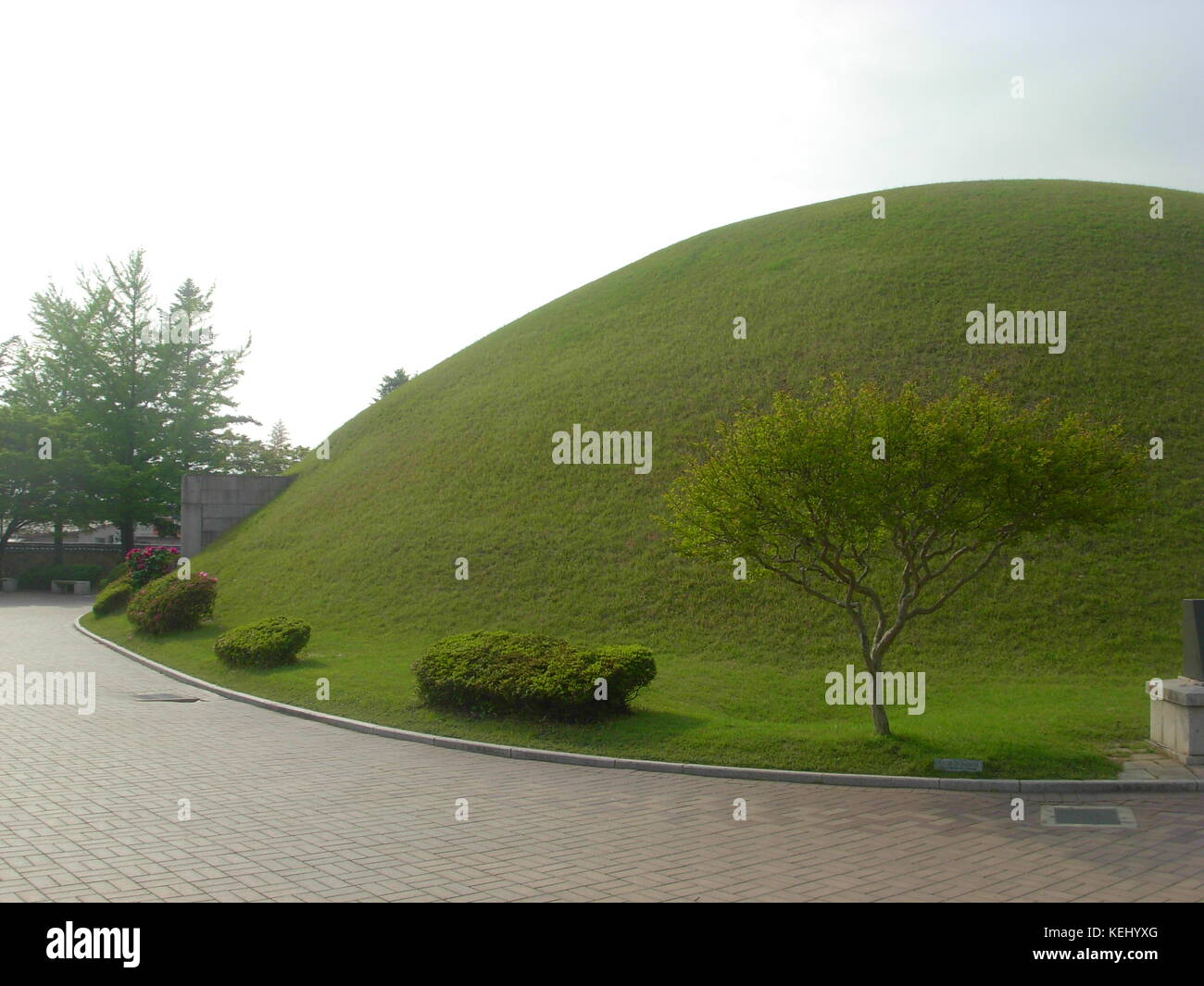 Tumuli park royal tombs gyeongju hi-res stock photography and images ...