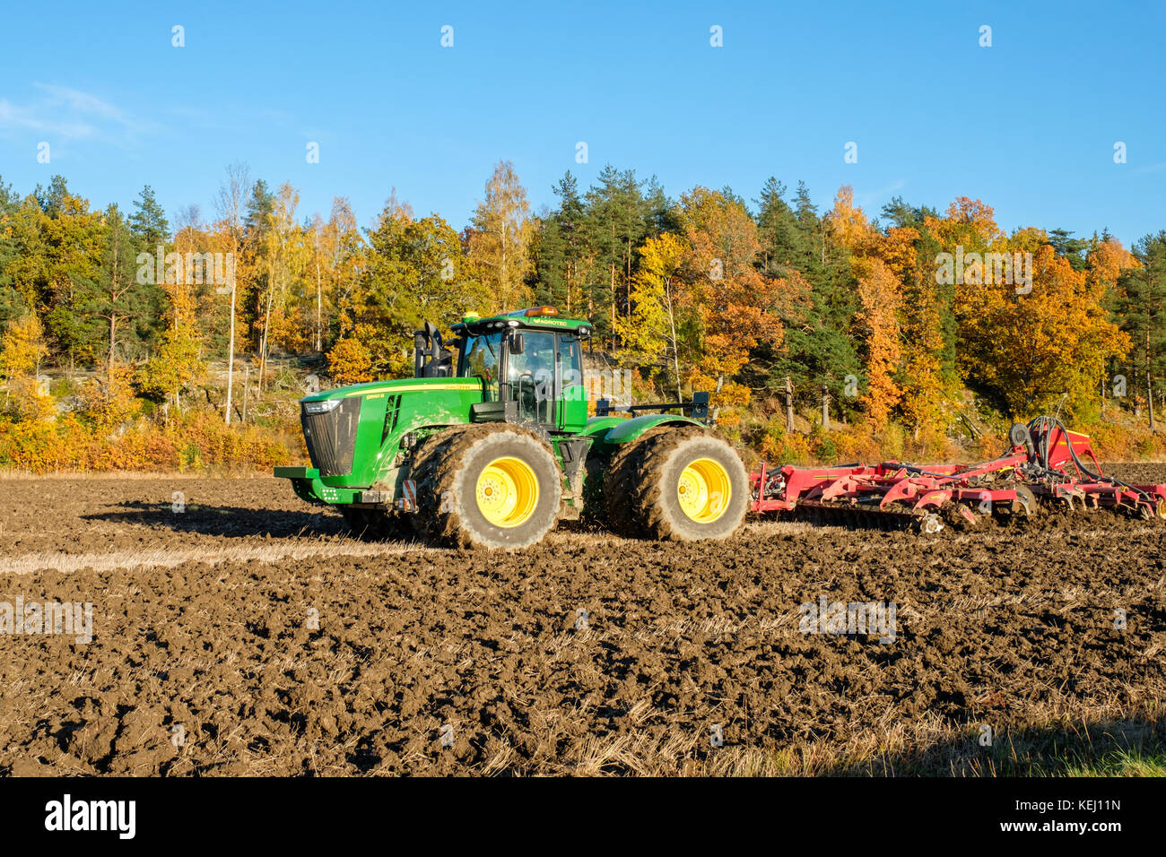 Tractor in the countryside hi-res stock photography and images - Alamy