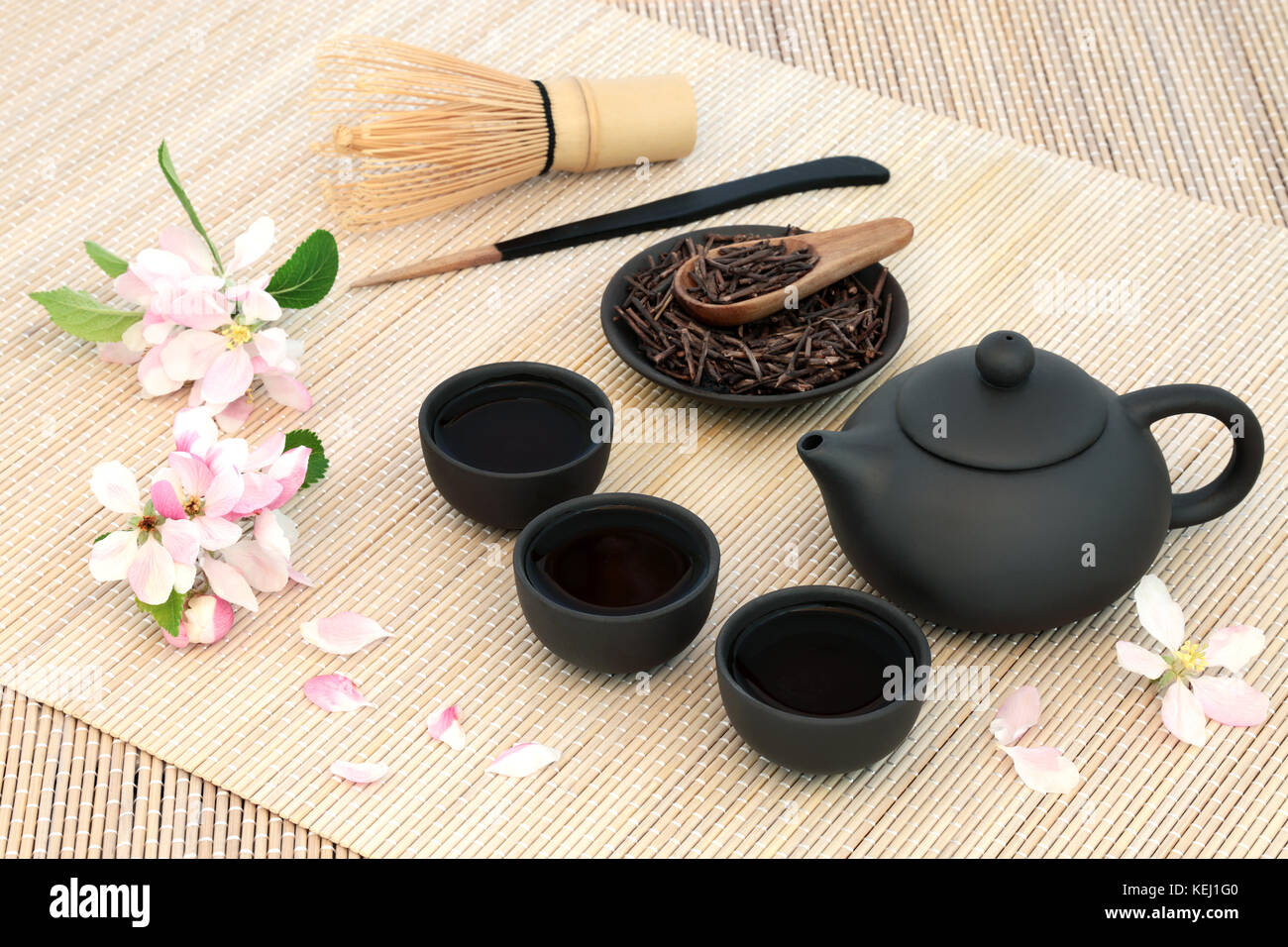 Kuchika Japanese roasted green twig tea with teapot and cups, stirrer ...