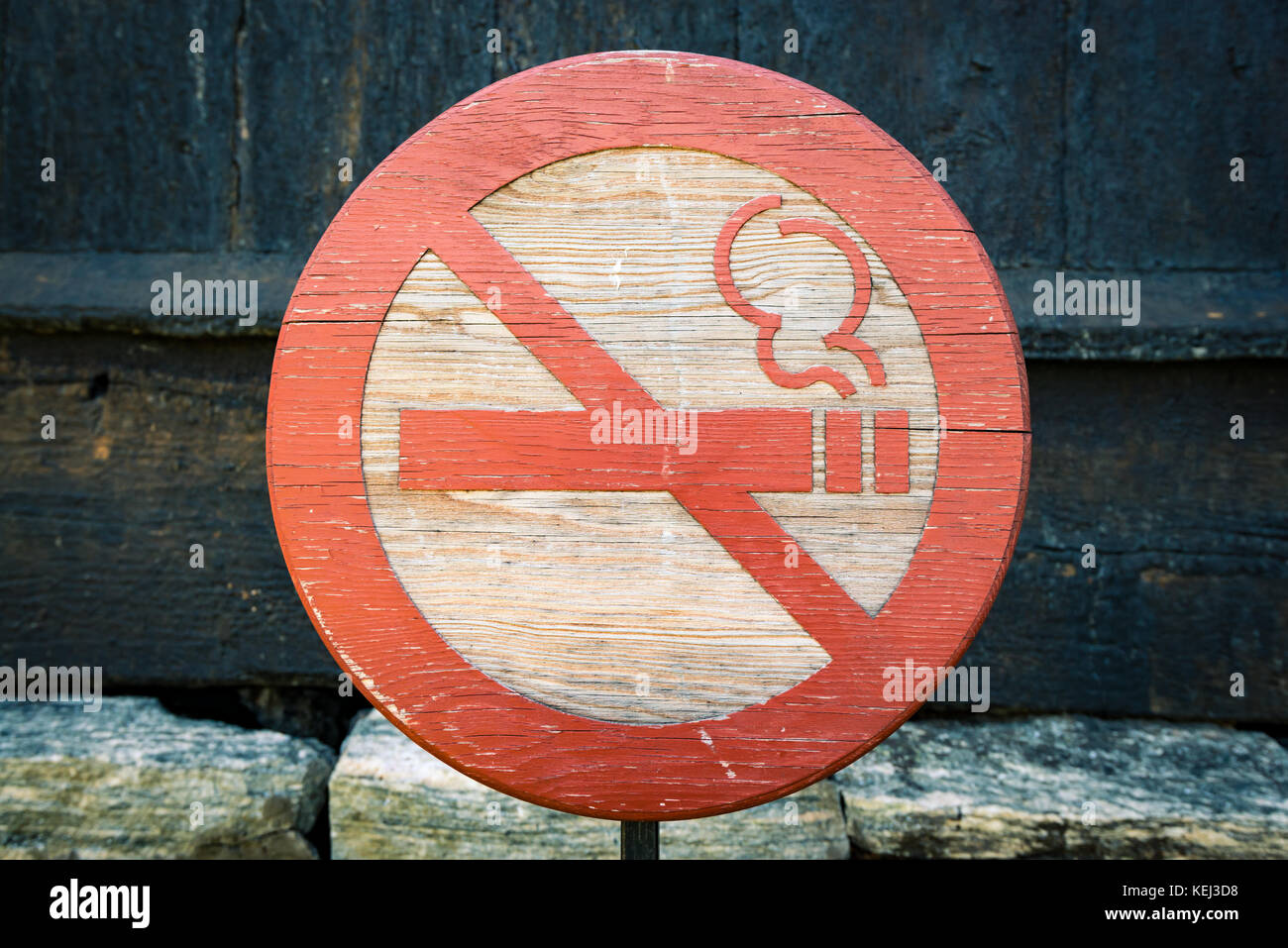 No smoking wooden sign with red cigarette crossed out Stock Photo - Alamy