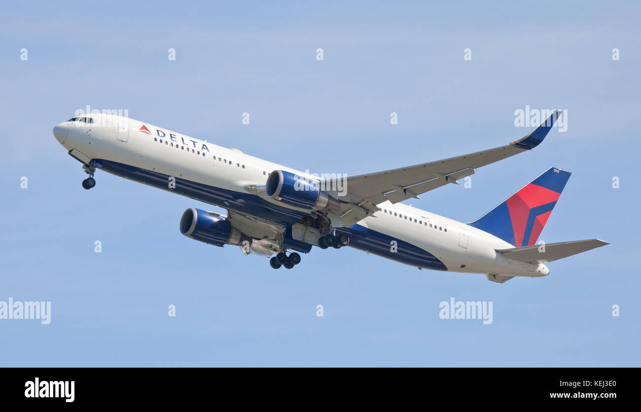 Delta Air Lines Boeing 767 N171DZ taking off from London-Heathrow ...
