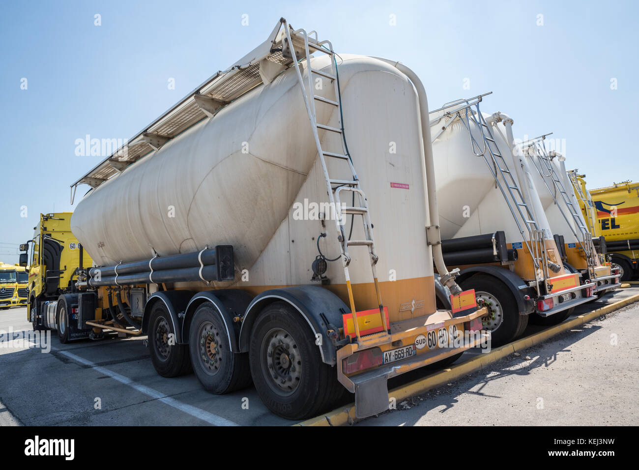 Cement truck hi-res stock photography and images - Alamy