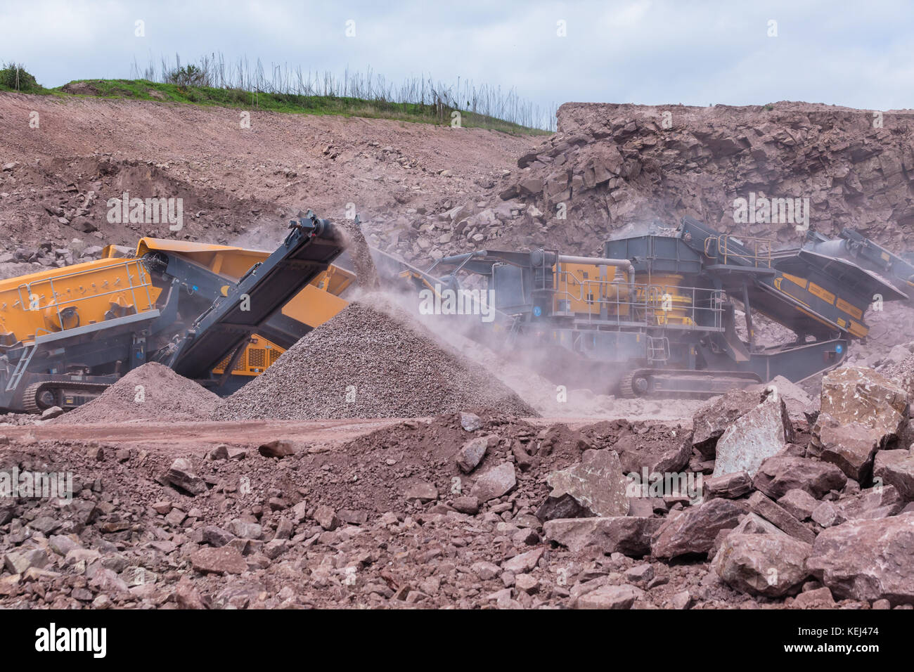 Construction mobile industrial quarry stone crushing machines producing ...