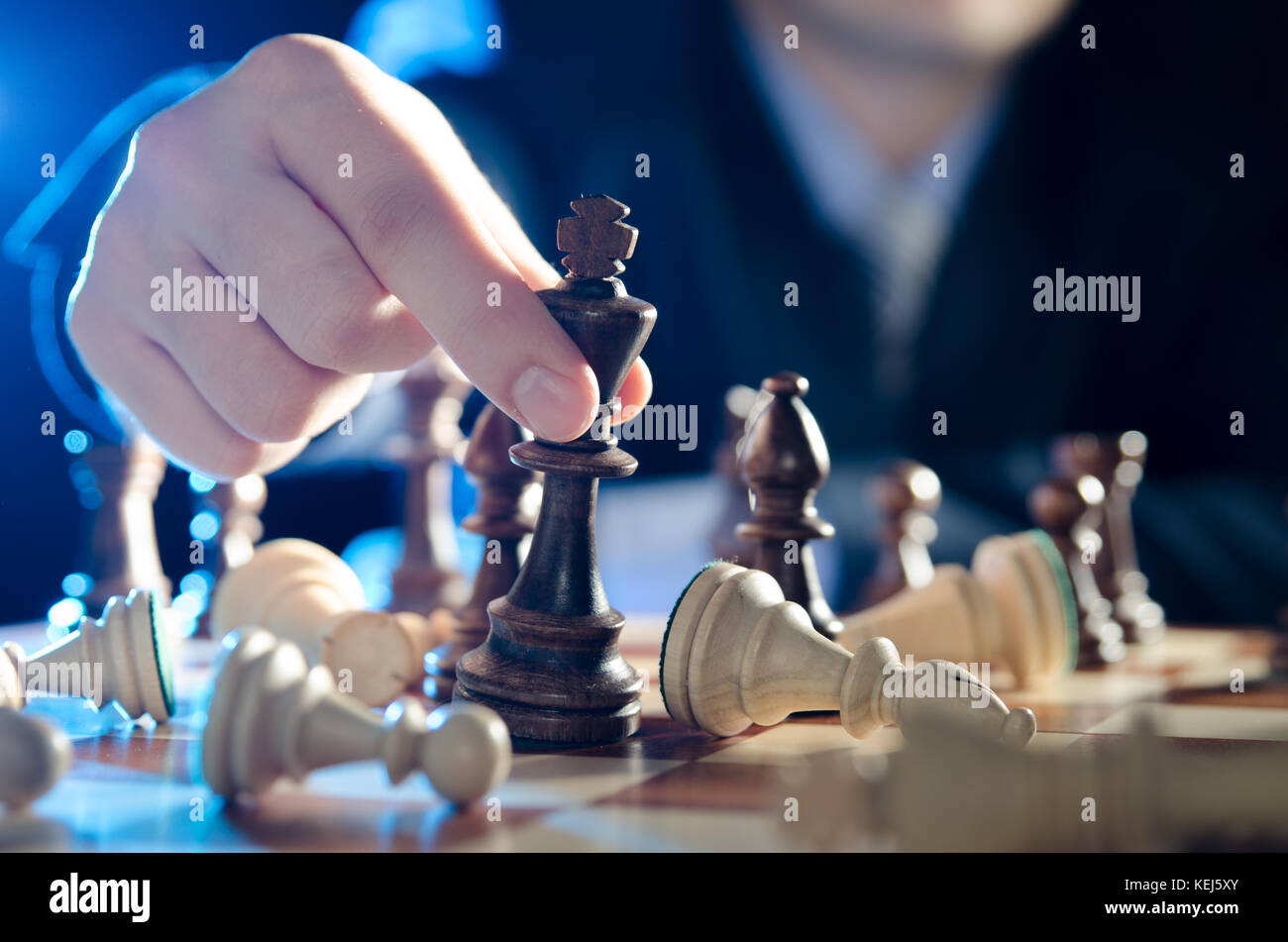 Light king chess piece hi-res stock photography and images - Alamy
