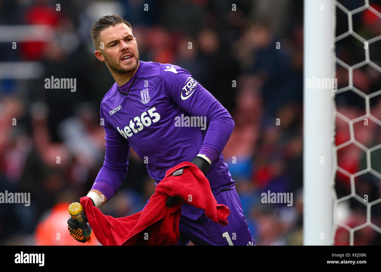 Football fans booing uk hi-res stock photography and images - Alamy