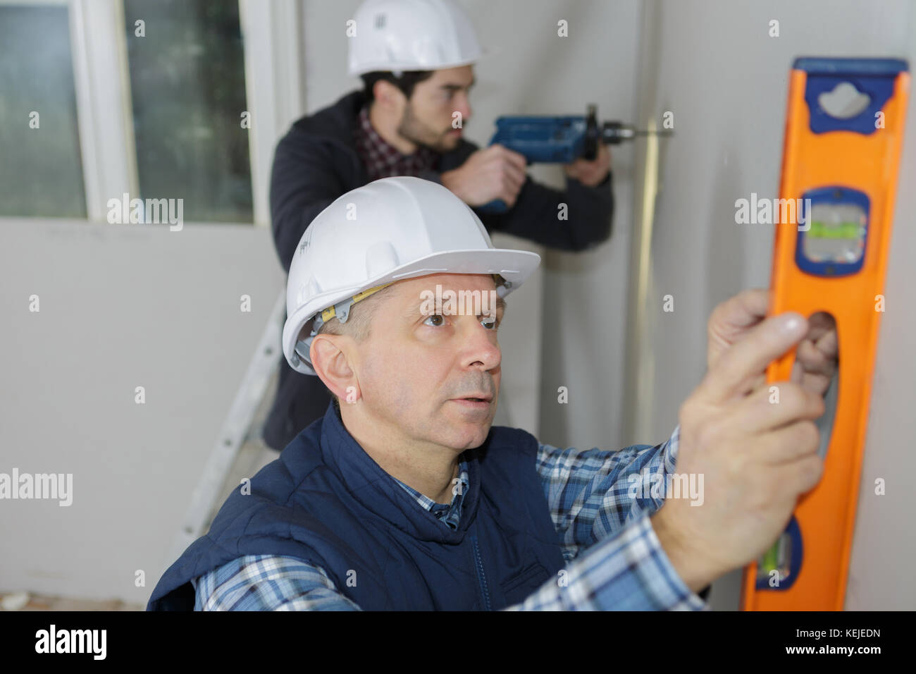 worker man using spirit level Stock Photo - Alamy