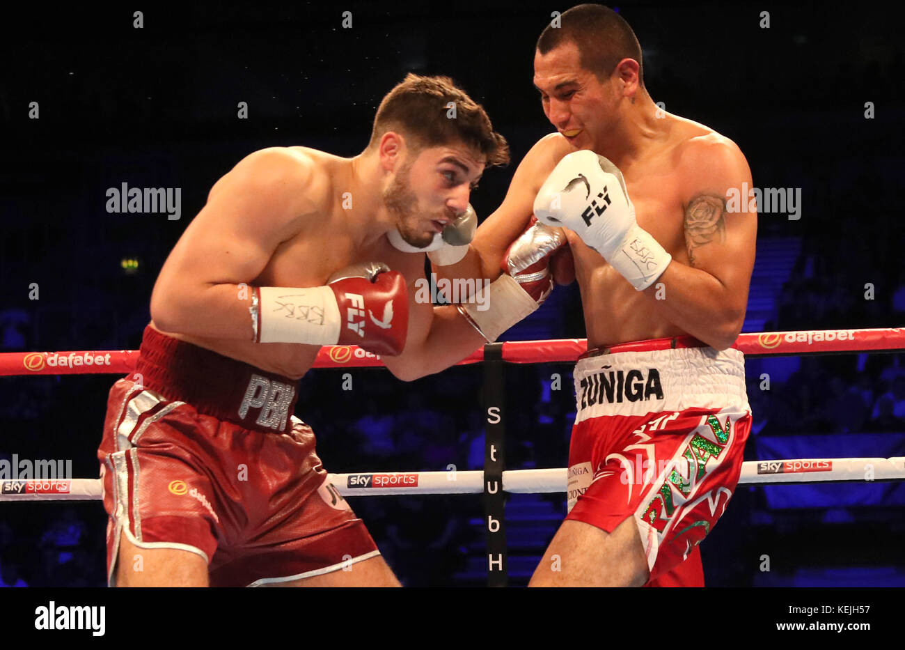 Josh Kelly (left) in action against Jose Luis Zuniga during their ...