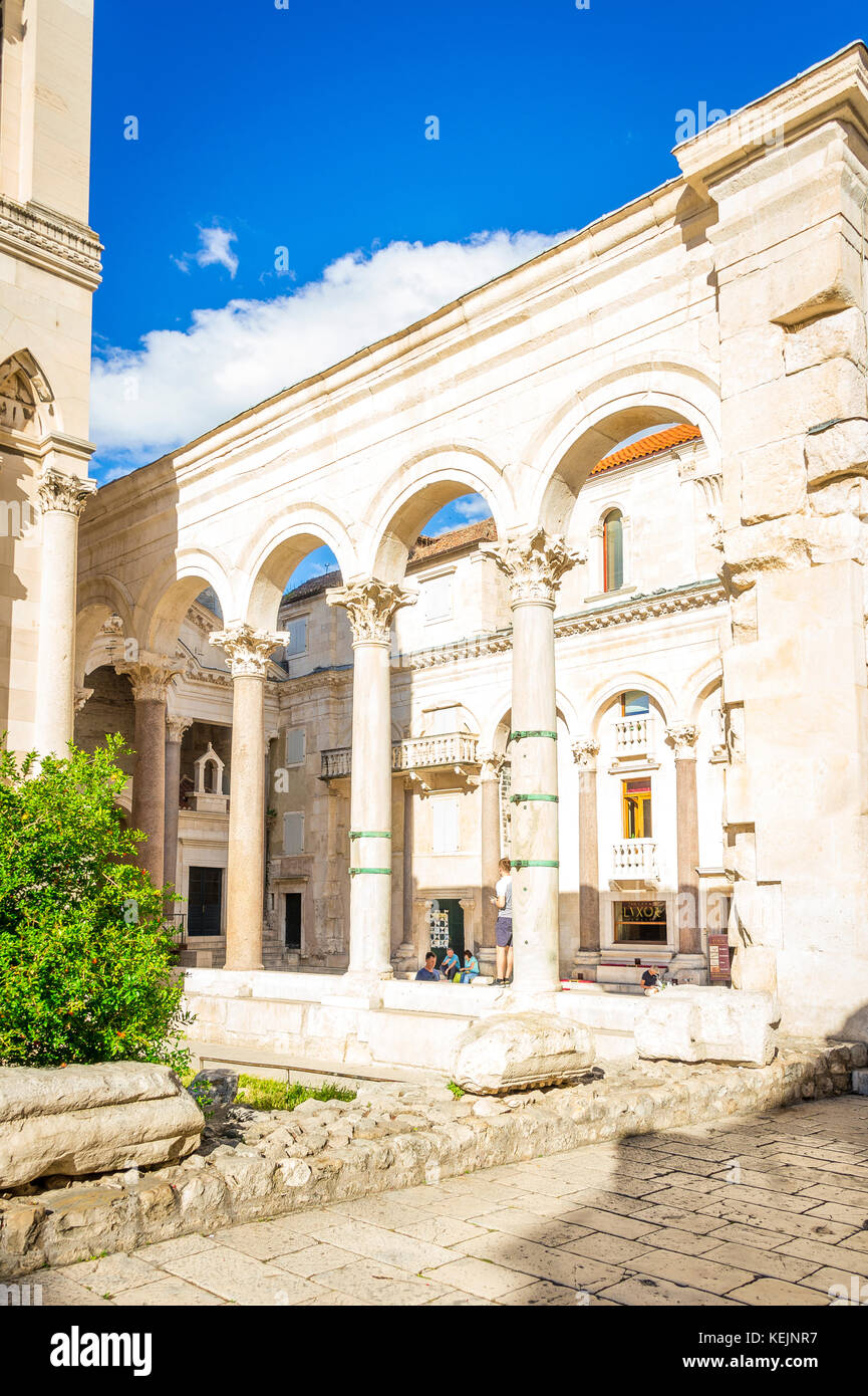 Monument peristyle hi-res stock photography and images - Alamy