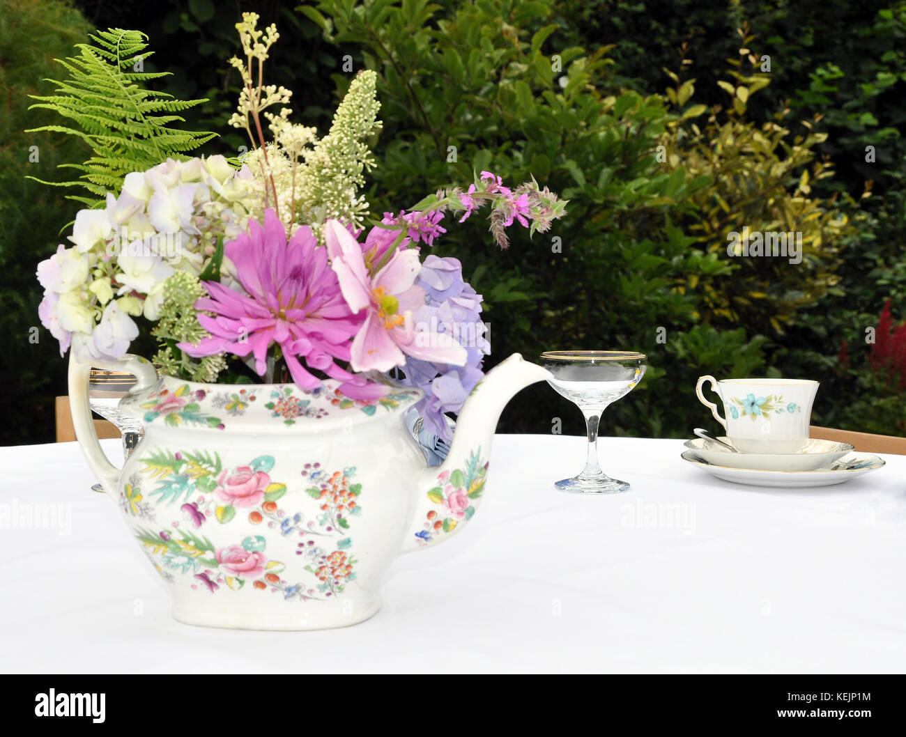 Table center pieces hi-res stock photography and images - Alamy