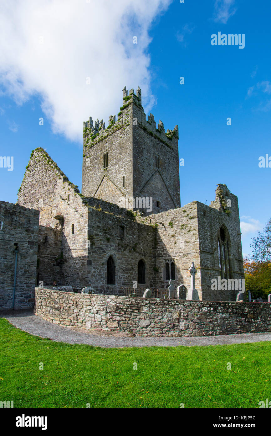 Medieval abbey ruins hi-res stock photography and images - Alamy