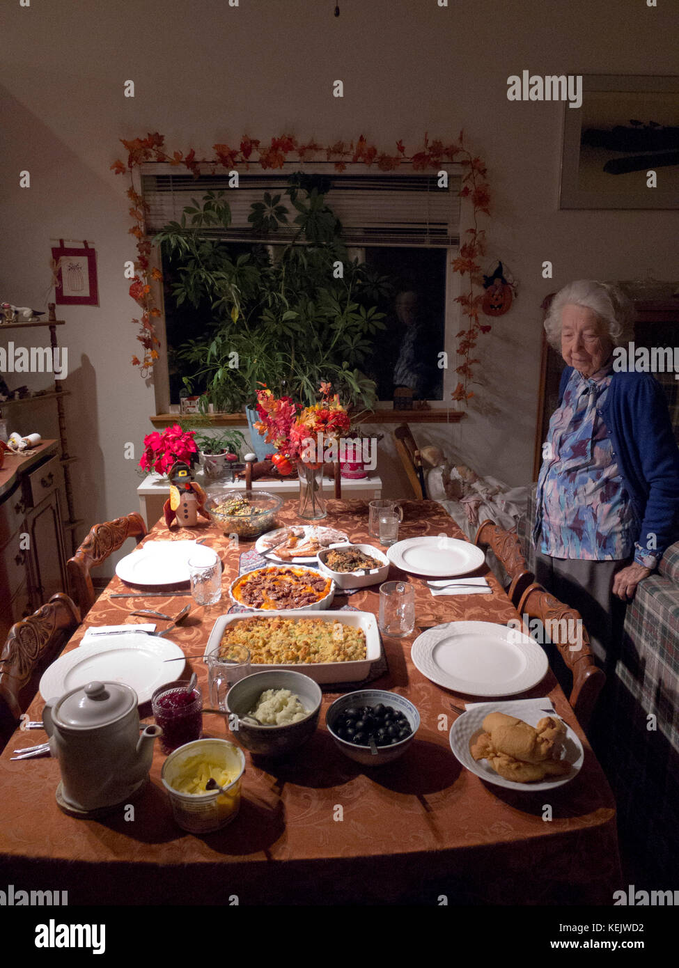 May Annette Long with settings for Thanksgiving Dinner Stock Photo - Alamy