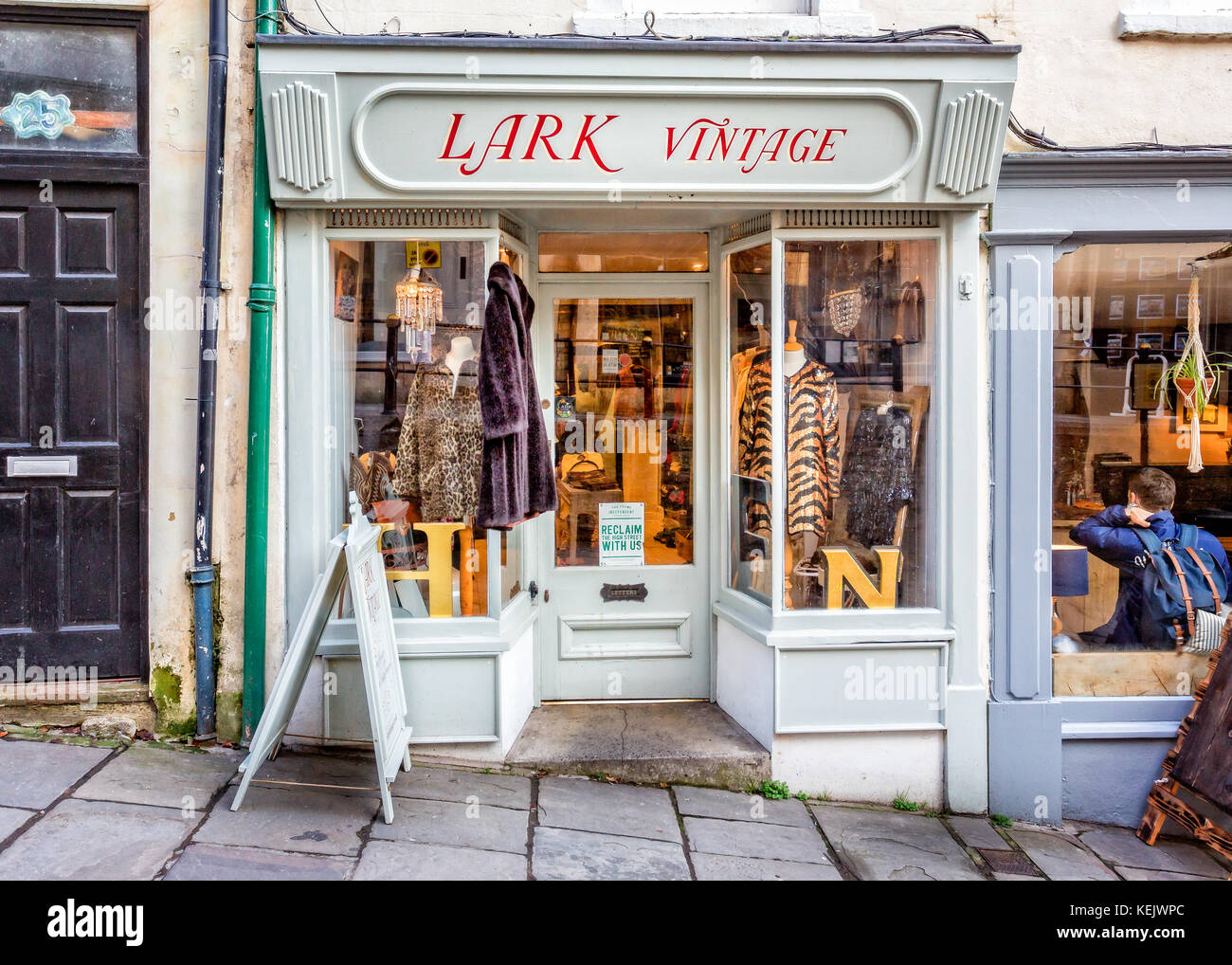 Vintage shop front hi-res stock photography and images - Alamy