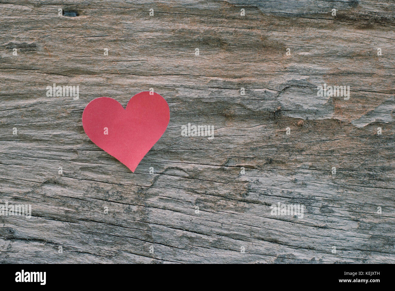 Red blank paper note with heart shape on grunge wooden background Stock ...