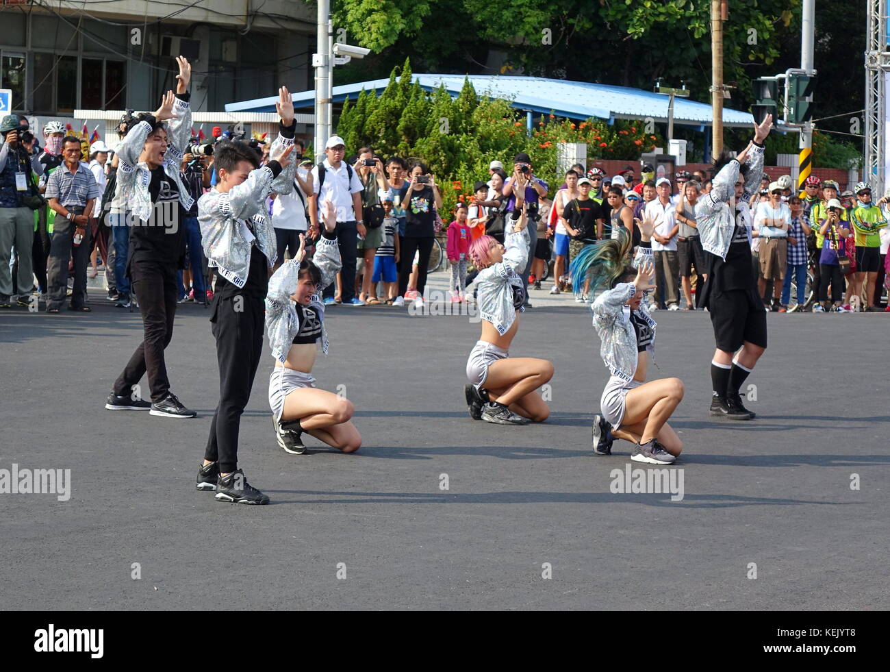 Modern dancers audience hi-res stock photography and images - Alamy