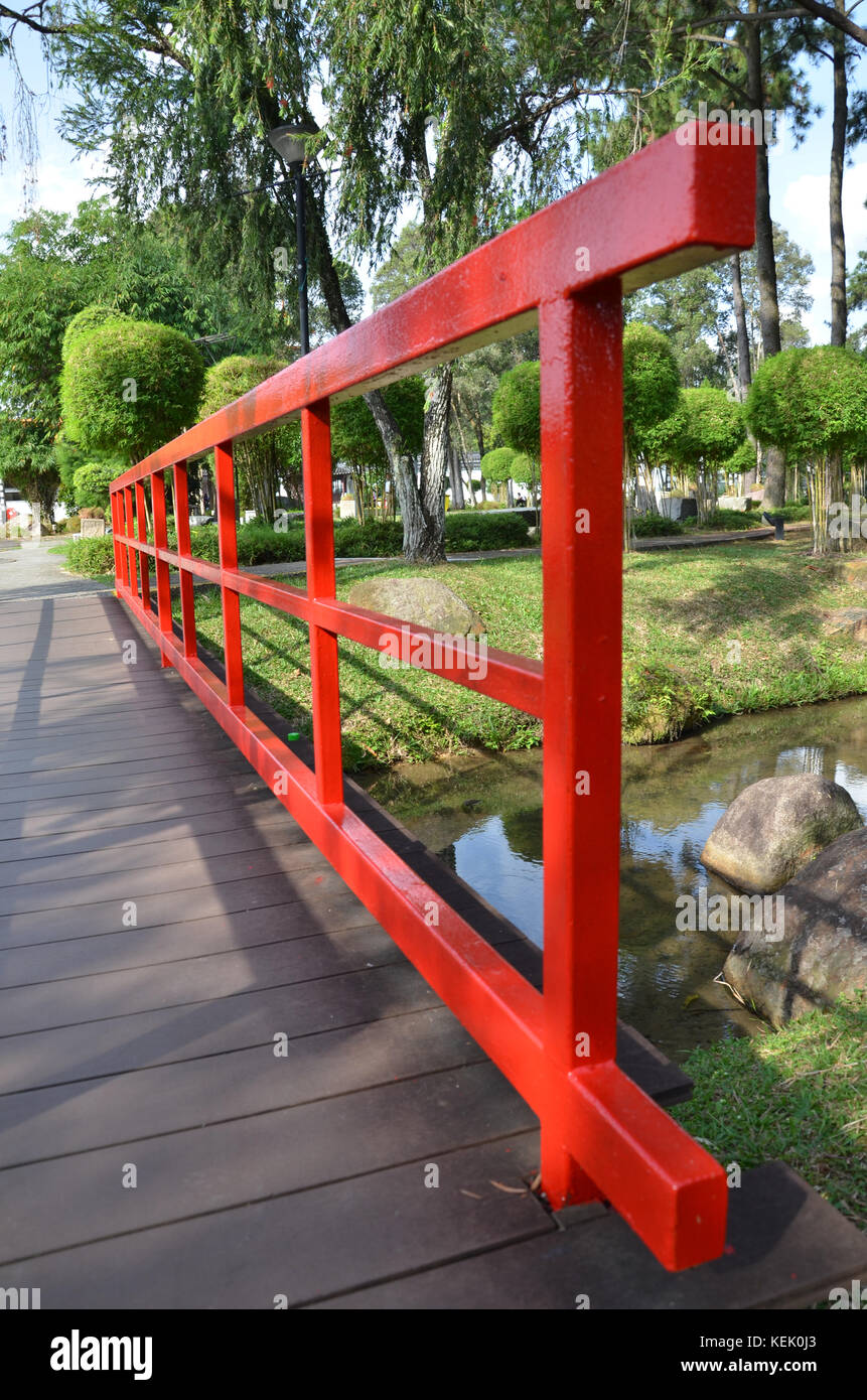 Red bridge in Chinese Garden located in Singapore Stock Photo - Alamy
