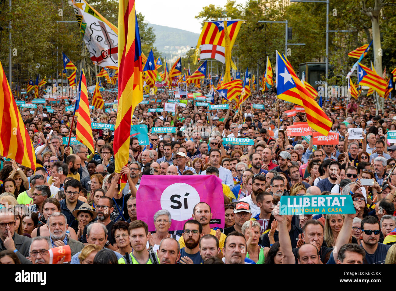 Barcelona, Spain. 21st Oct, 2017. Tens of thousands of people took the ...