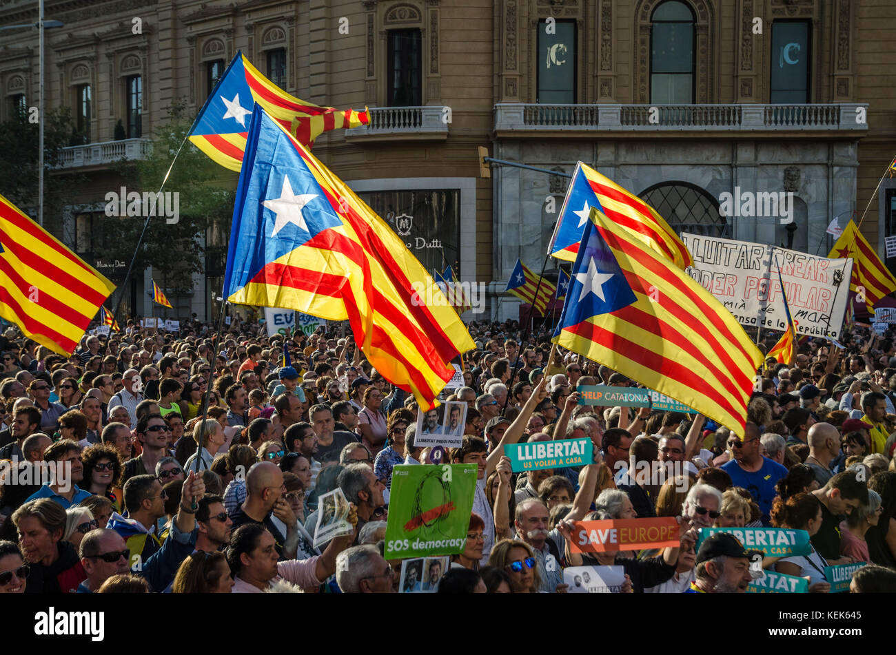 Barcelona, Spain. 21st Oct, 2017. A crowd under pro-independence ...