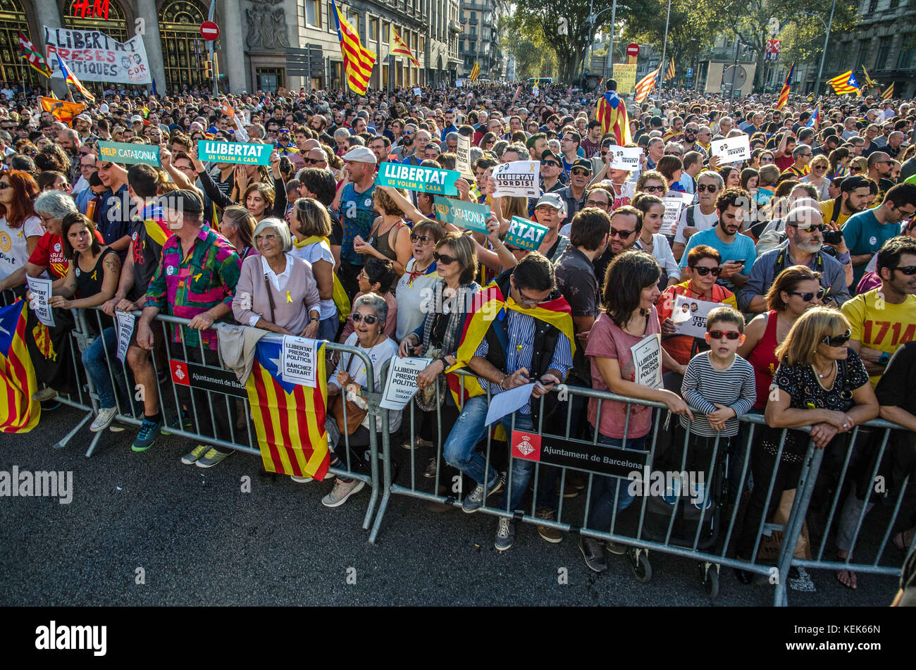 Barcelona, Spain. 21st Oct, 2017. A crowd of pro-independence ...