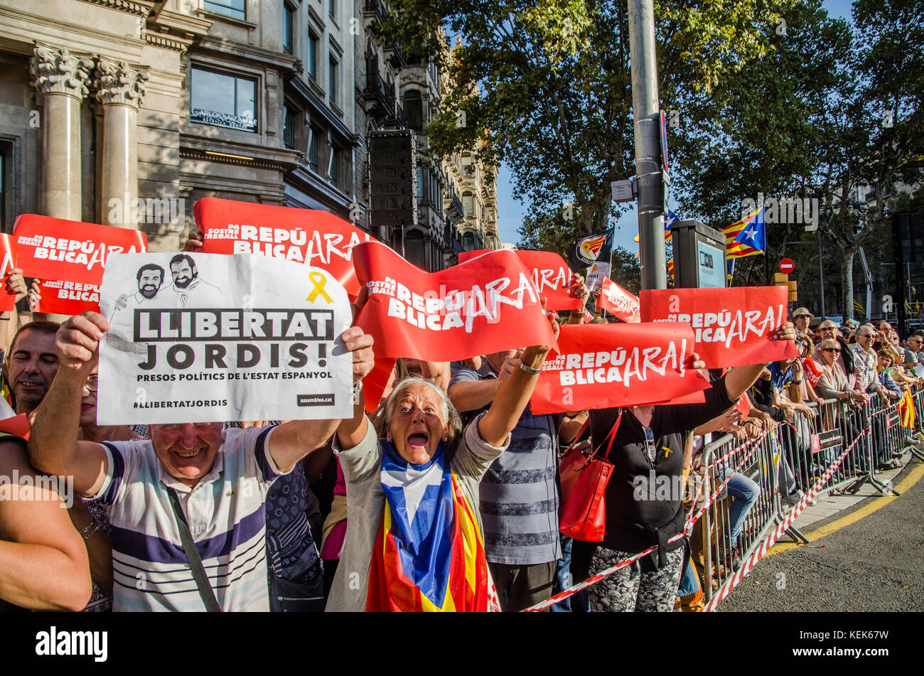 Barcelona, Spain. 21st Oct, 2017. A group of protesters raised their ...